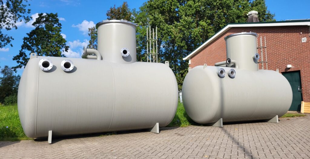 Gpi Tanks levert twee 8m3 horizontale ondergrondse rvs riooltanks