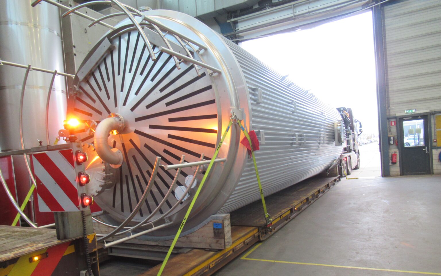 Gpi delivers a 60 m³ stainless steel storage tank for ChemCom Industries