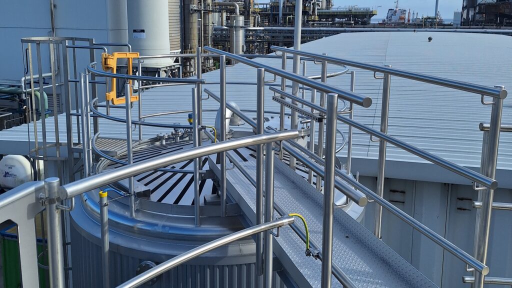 Gpi delivers a 60 m³ stainless steel storage tank for ChemCom Industries